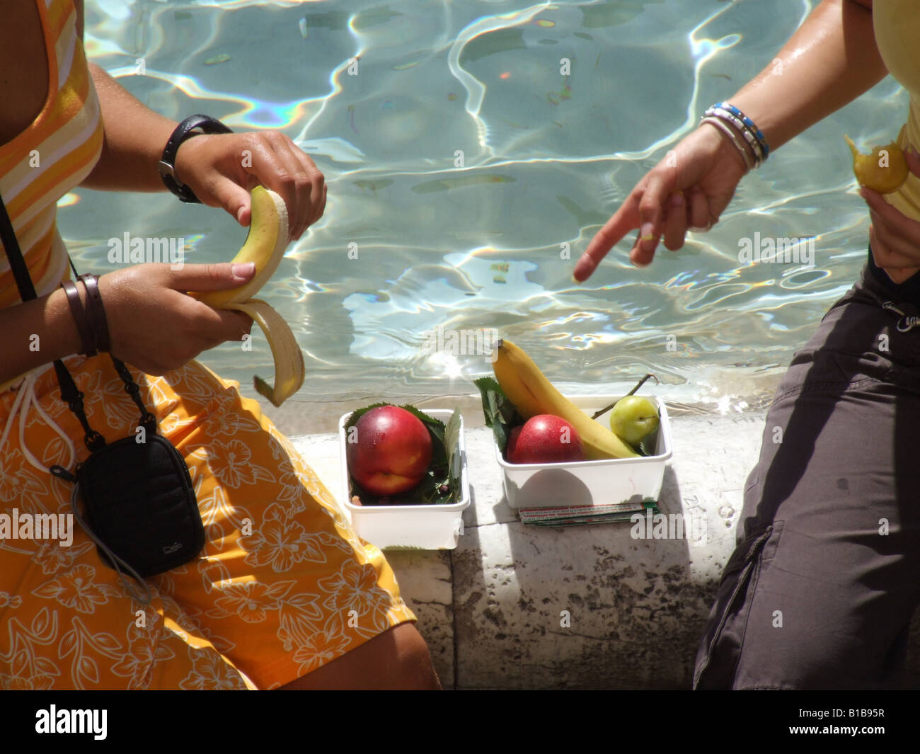 women eating fruit by the trevi fountain, rome Stock Photo - Alamy
