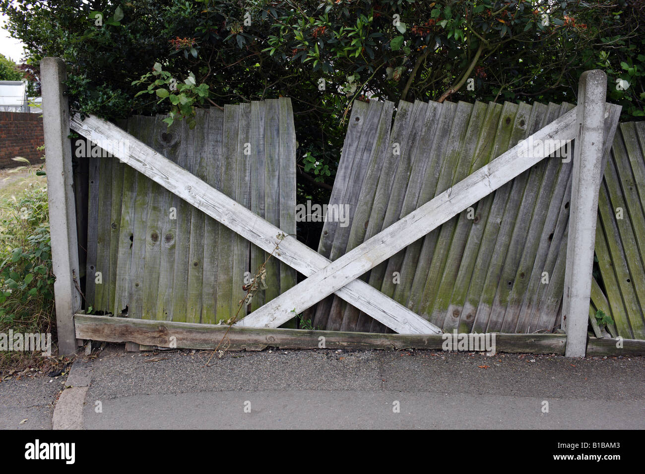 Broken wooden fence hi-res stock photography and images - Alamy