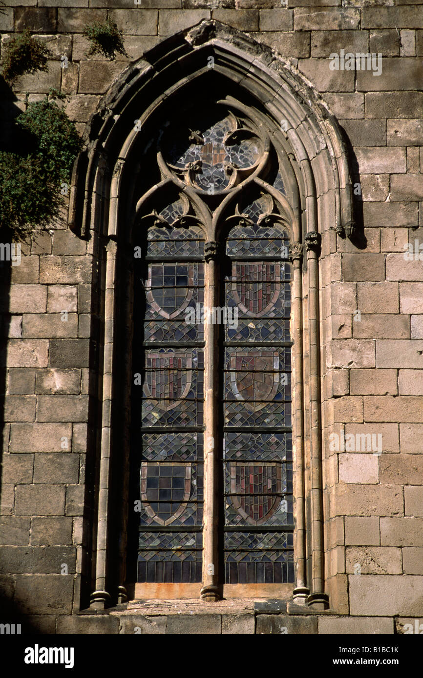 Medieval mullioned window hi-res stock photography and images - Alamy