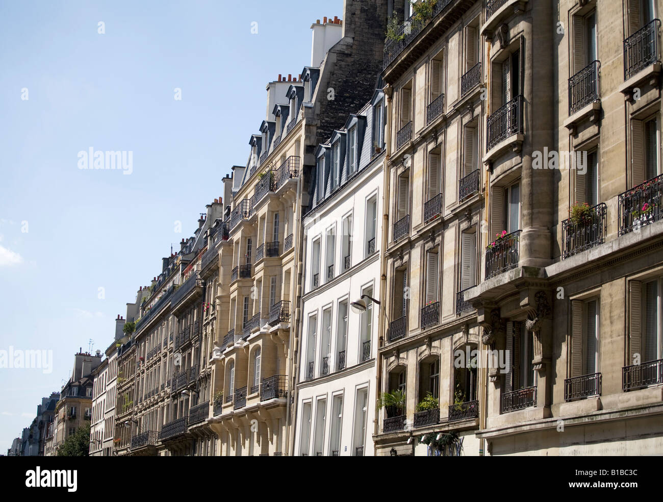 Row of buildings in Paris Stock Photo - Alamy