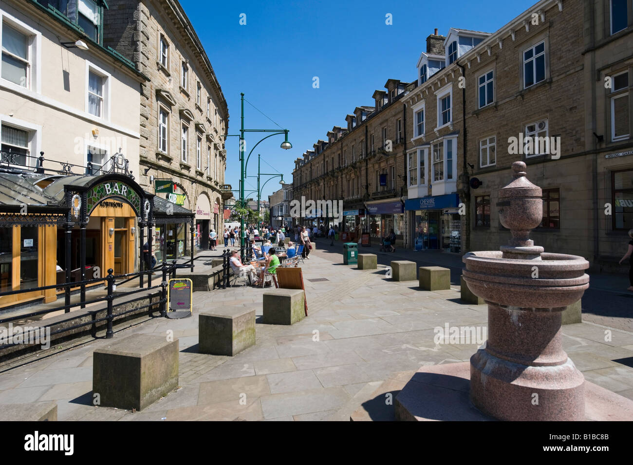 Street cafe and pedestrian shopping area in Spring Gardens, Buxton ...