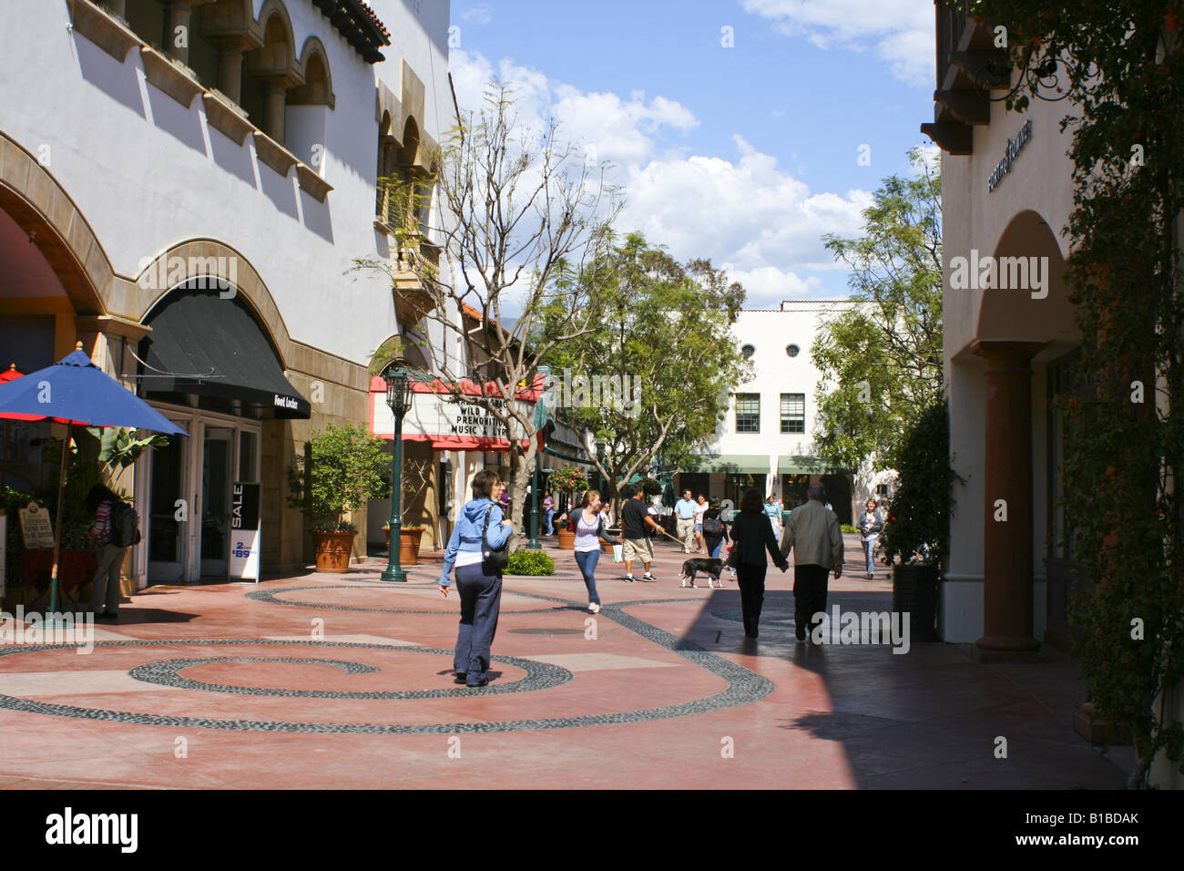 Downtown Santa Barbara people strolling city center Stock Photo - Alamy