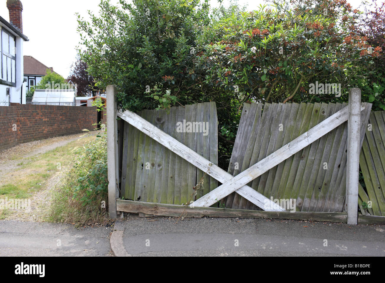 Broken wooden fence hi-res stock photography and images - Alamy