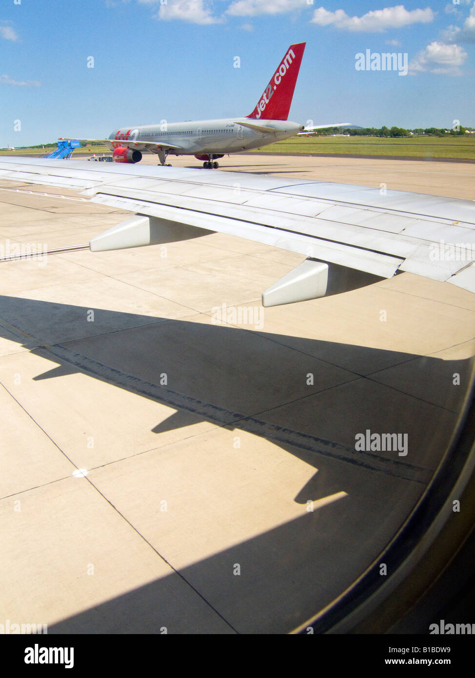 Planes wait on runway takeoff hi-res stock photography and images - Alamy