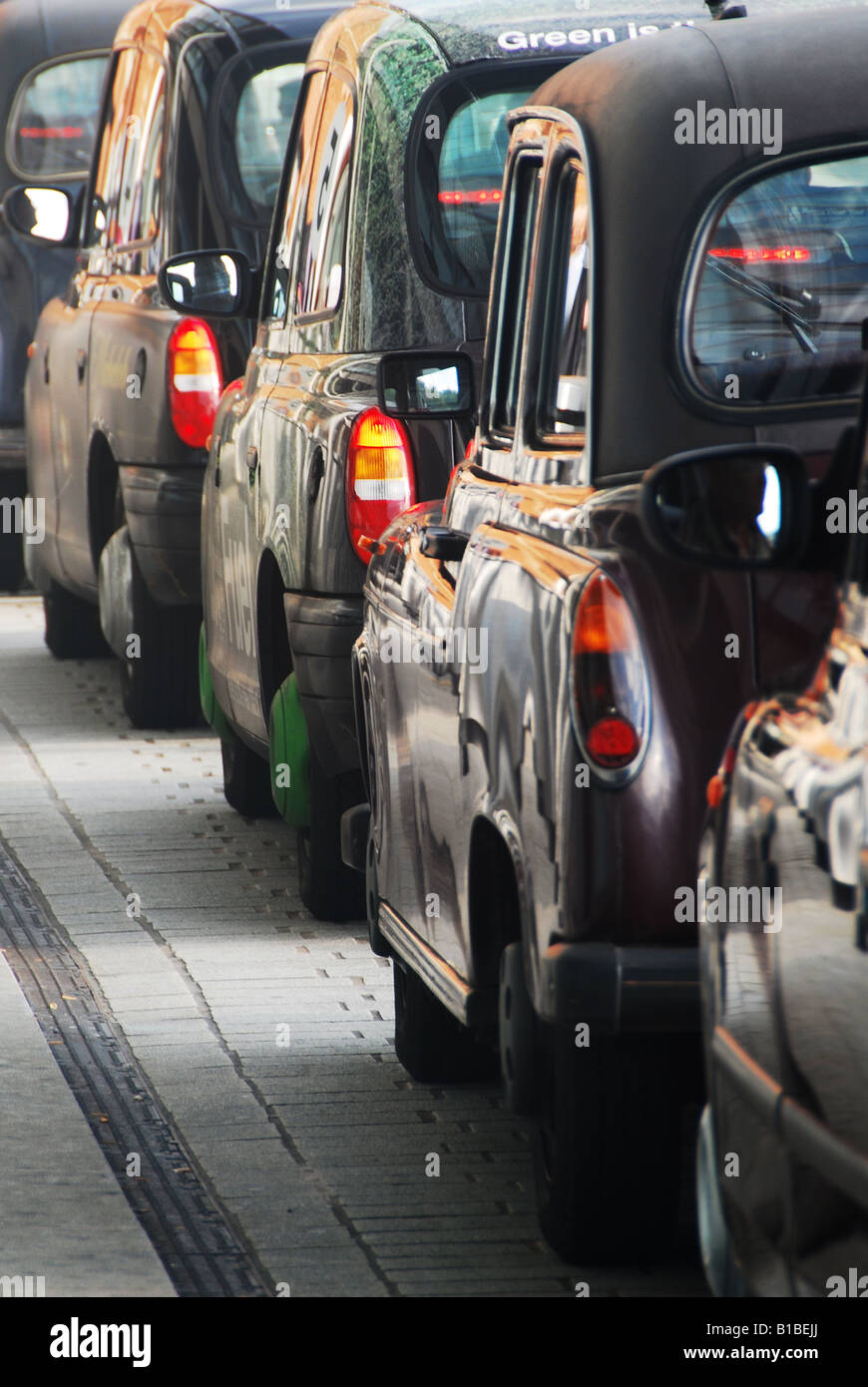 Black taxi queue, London Stock Photo - Alamy
