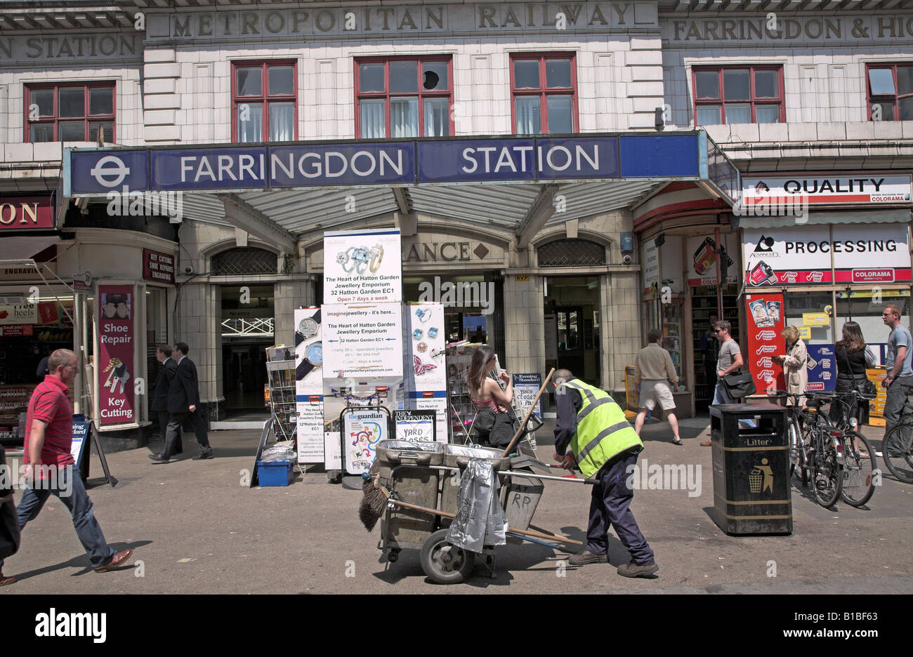 Farringdon station hi-res stock photography and images - Alamy