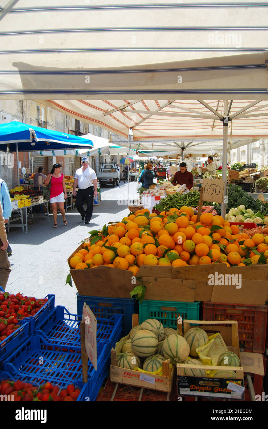 Sicilian fruit and vegetable market hi-res stock photography and images ...