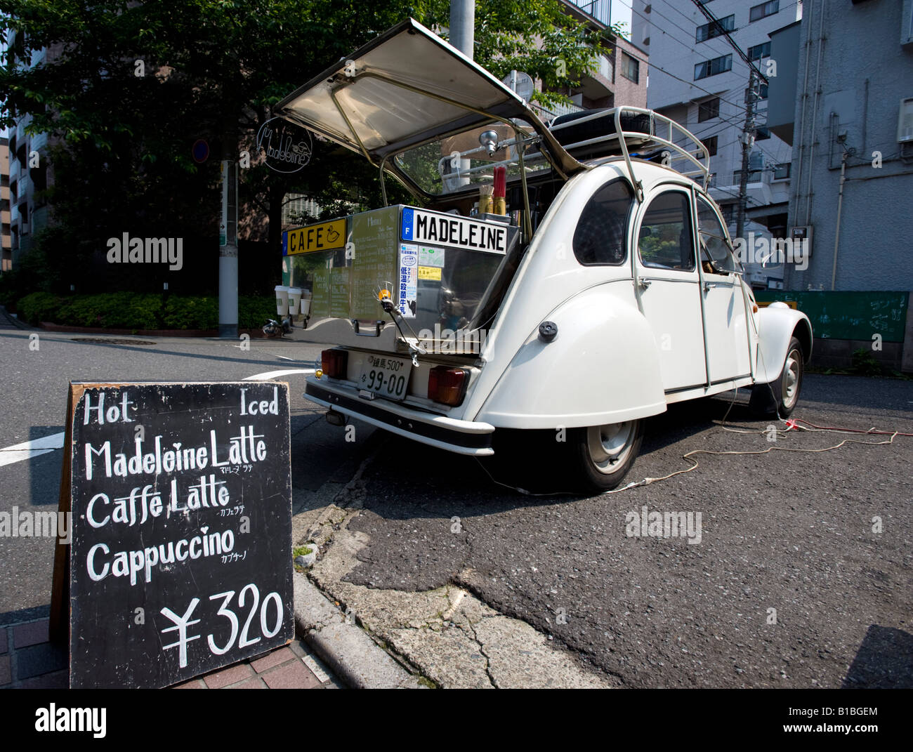 Coffee shop in rear of Citroen 2CV car in trendy Naka Meguro district ...