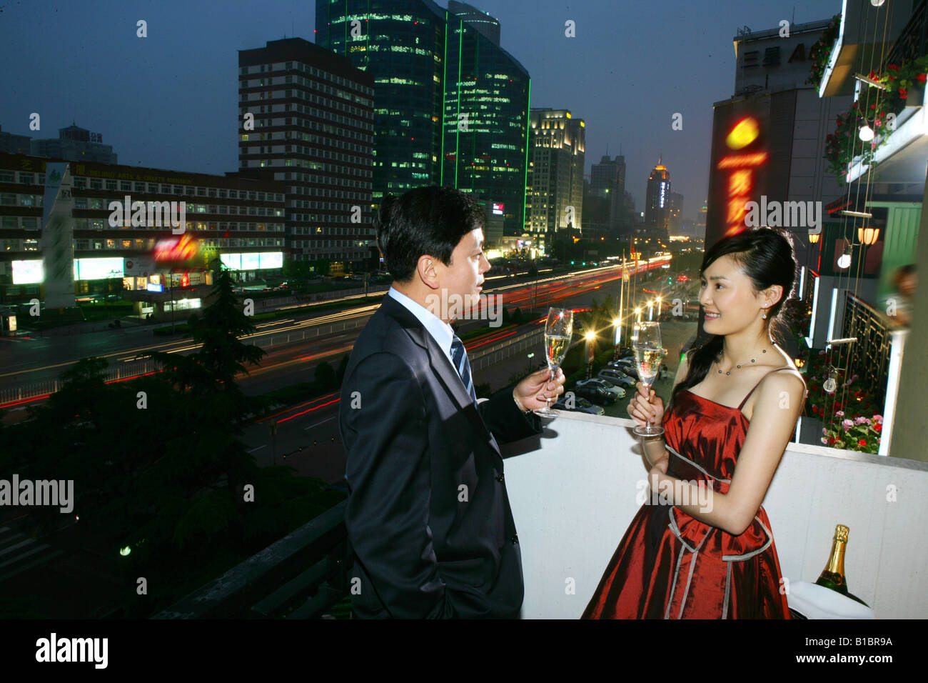 couple drinking at night Stock Photo - Alamy