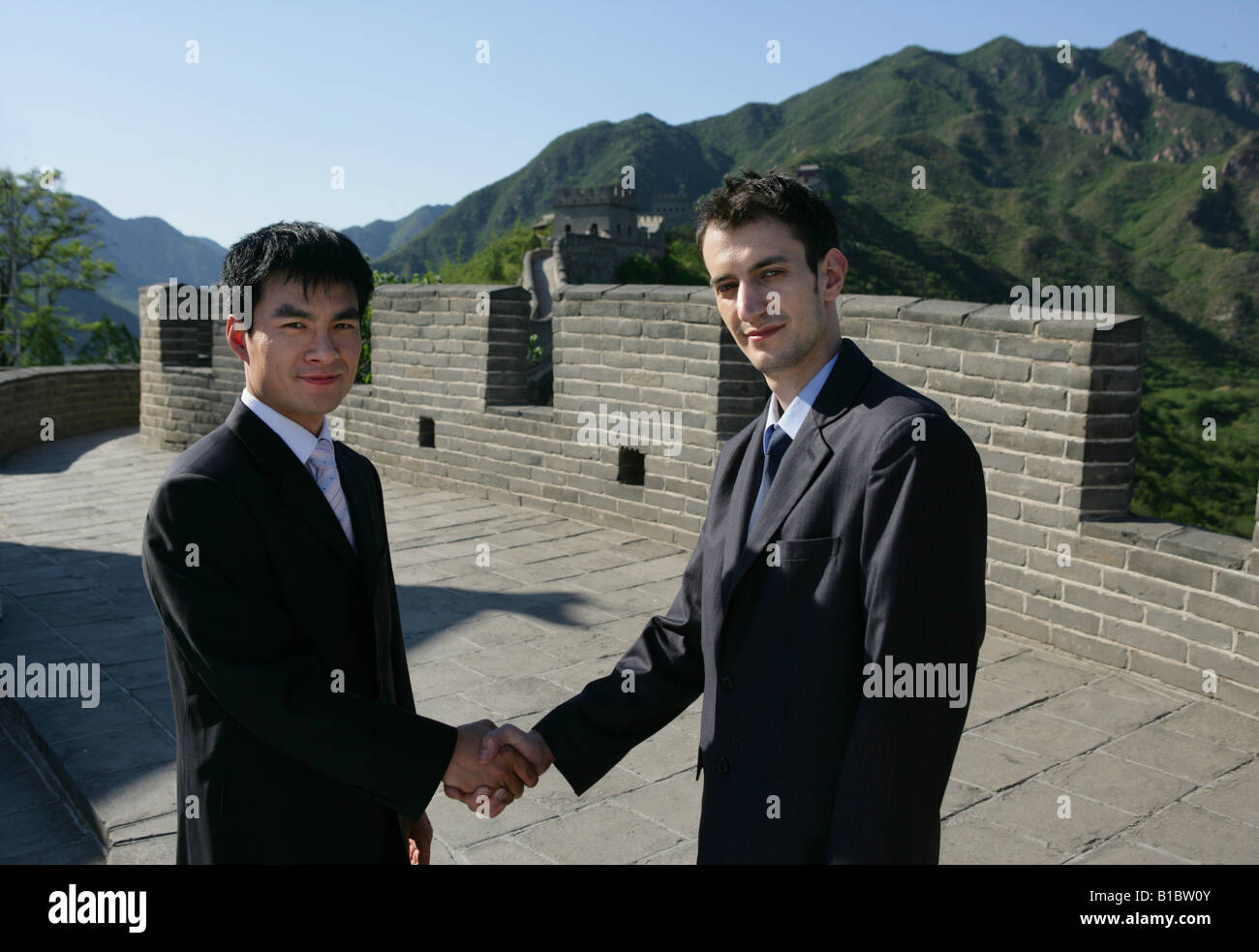 Chinese businessman caucasian handshaking hi-res stock photography and ...