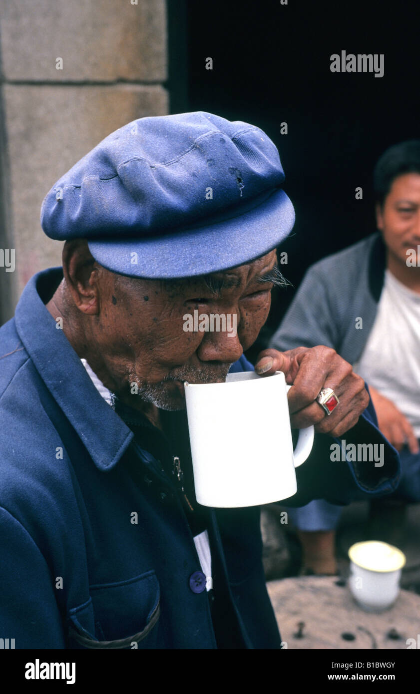 Old Chinese man drinking tea in Kunming Stock Photo - Alamy