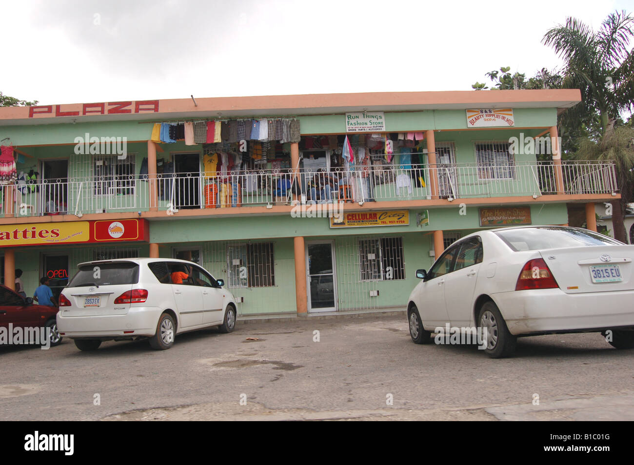 Mini shopping plaza in local westmoreland Stock Photo - Alamy