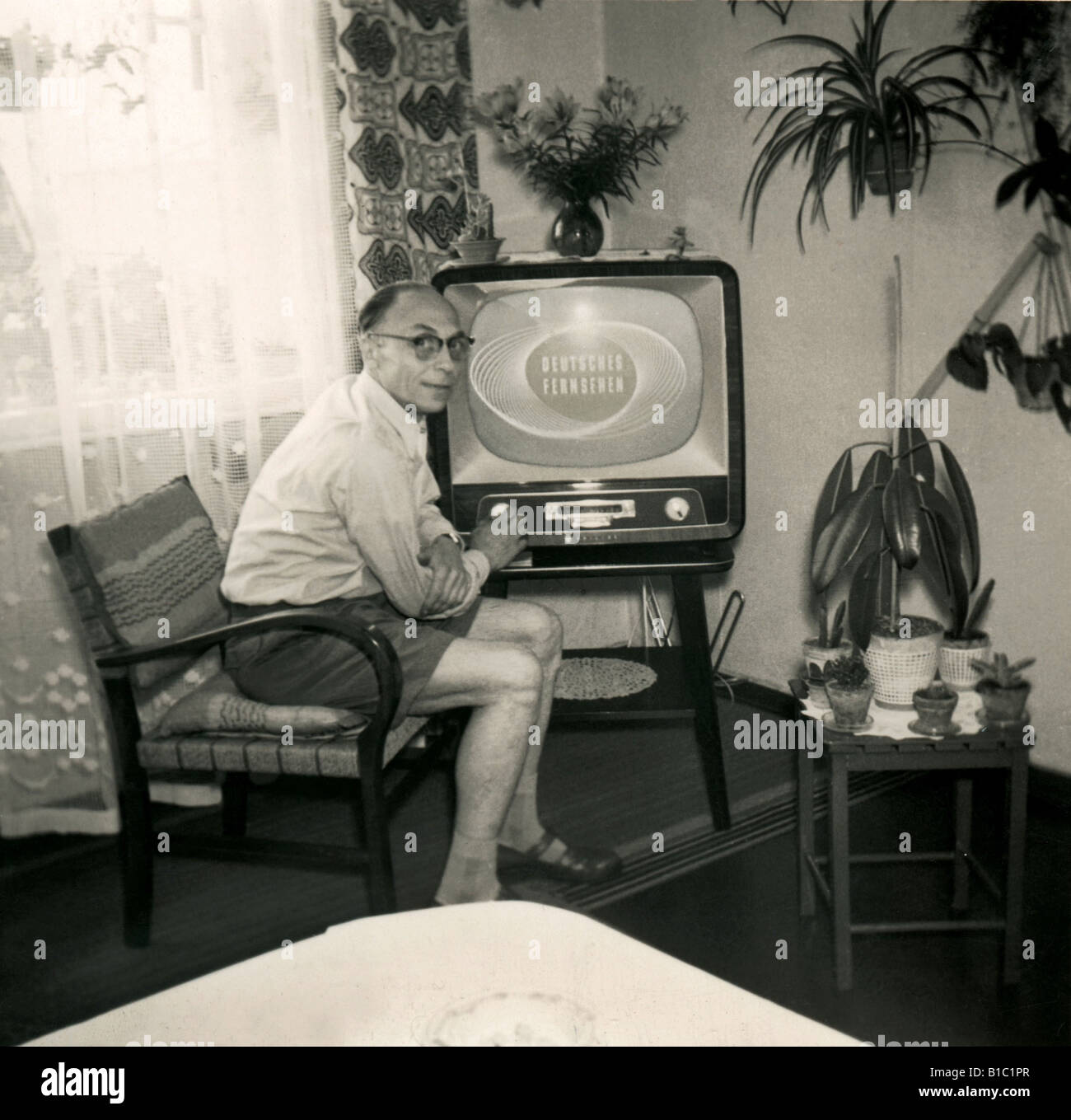 Tv viewer 1950s hi-res stock photography and images - Alamy