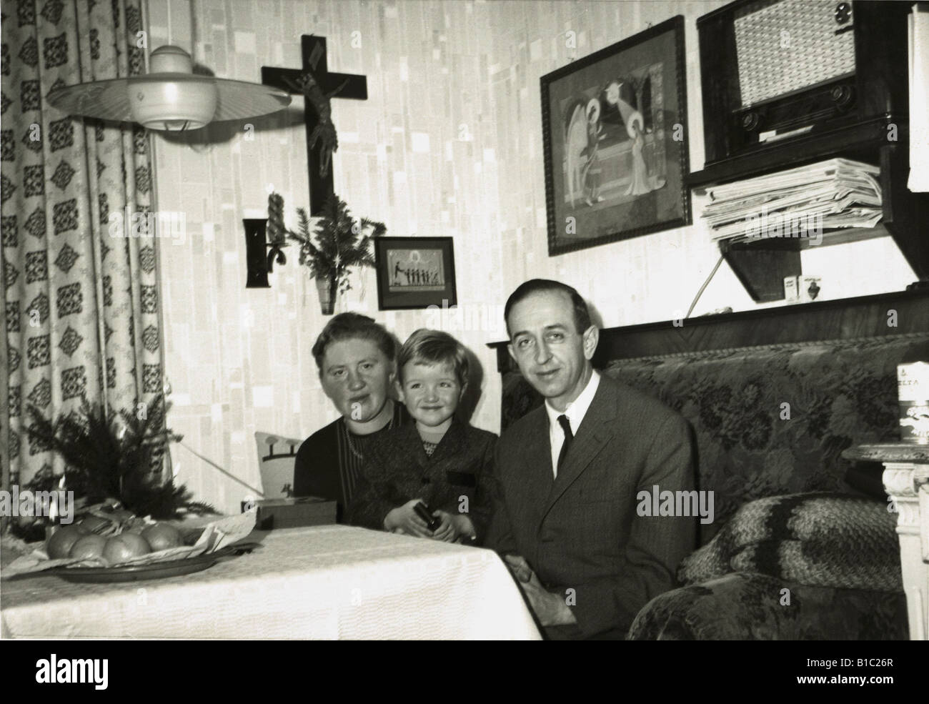 Family radio listening 1960s hi-res stock photography and images - Alamy