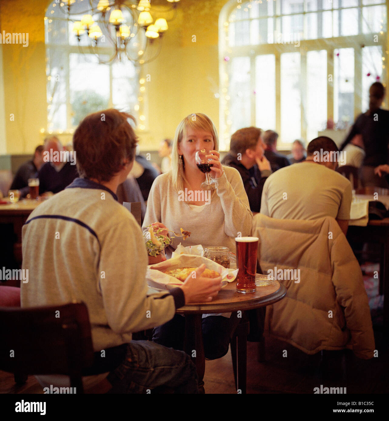 Couple gastro pub hi-res stock photography and images - Alamy