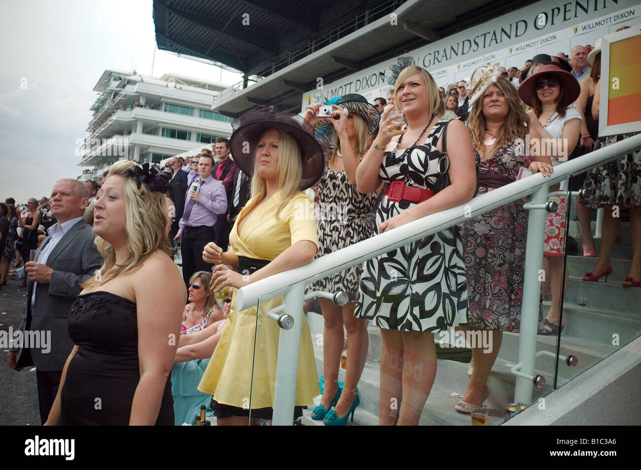 Racing ladies day fashion hi-res stock photography and images - Alamy