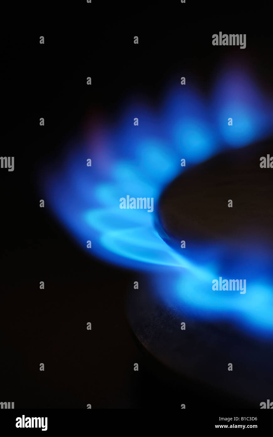 LIGHTED GAS BURNER ON DOMESTIC RANGE COOKER Stock Photo - Alamy