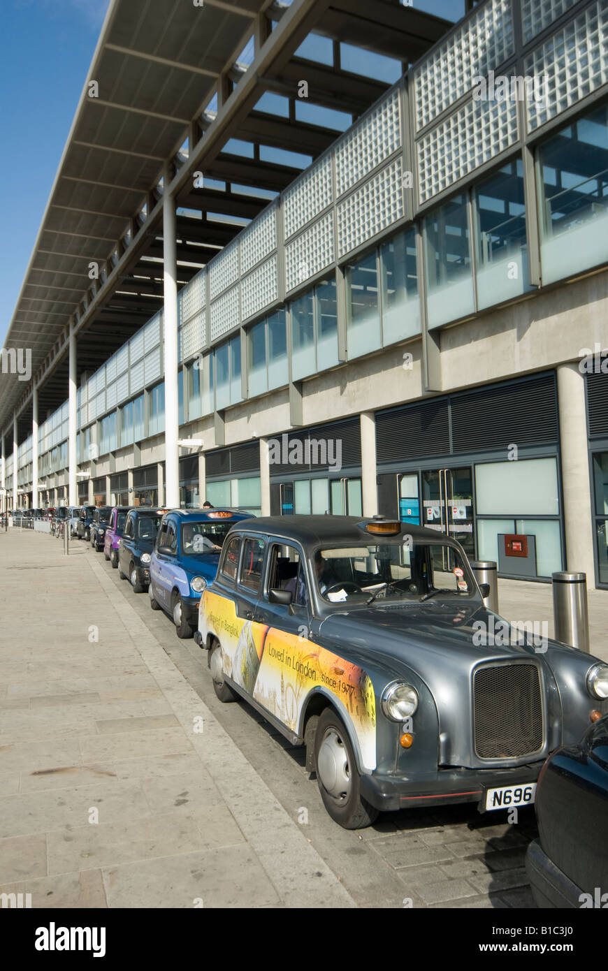 St pancras taxis queue hi-res stock photography and images - Alamy