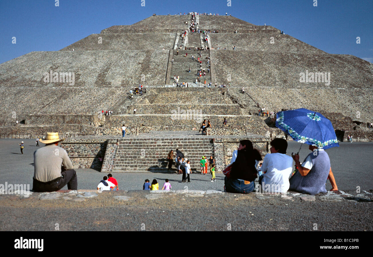Jan 20, 2002 - Visitors enjoy a break at the Piramide del Sol (Pyramid ...