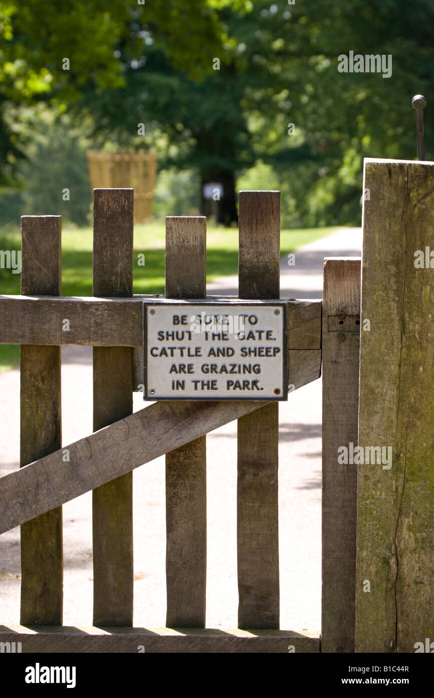 Shut the gate sign Stock Photo - Alamy