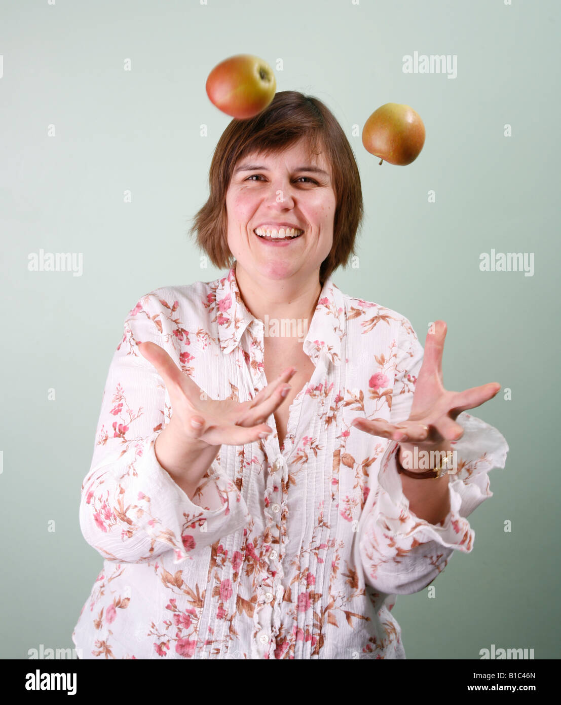 Woman juggles apples Stock Photo - Alamy
