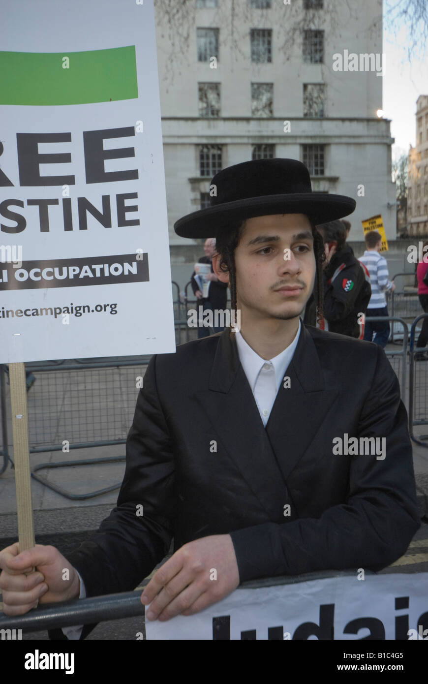 Ultra-orthodox anti-Zionist Neturei Karta rabbi in Downing St protest ...