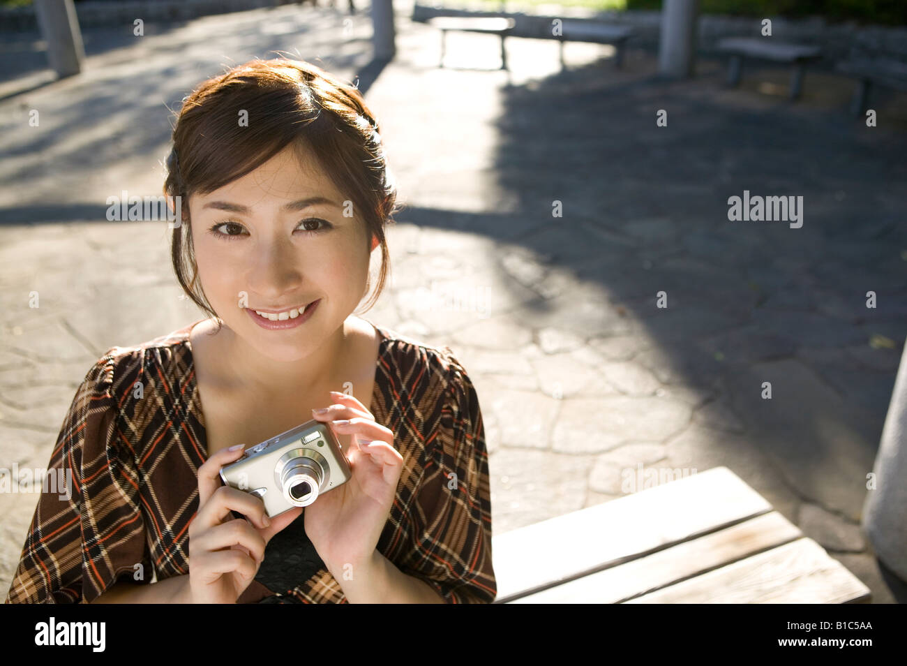Holding camera photography hi-res stock photography and images - Alamy