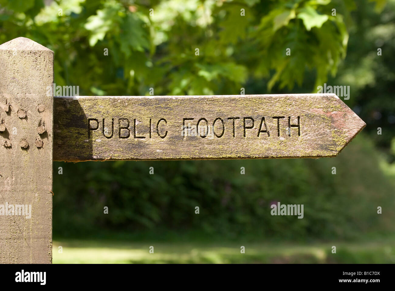 Wooden public footpath sign Stock Photo - Alamy