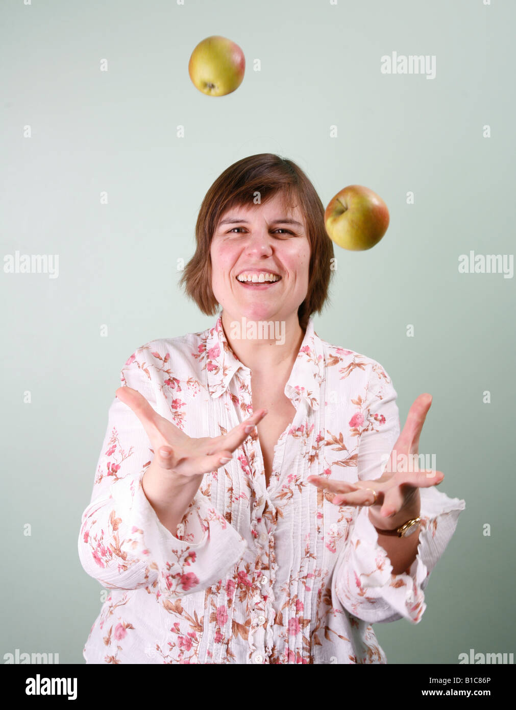Woman juggles apples Stock Photo - Alamy