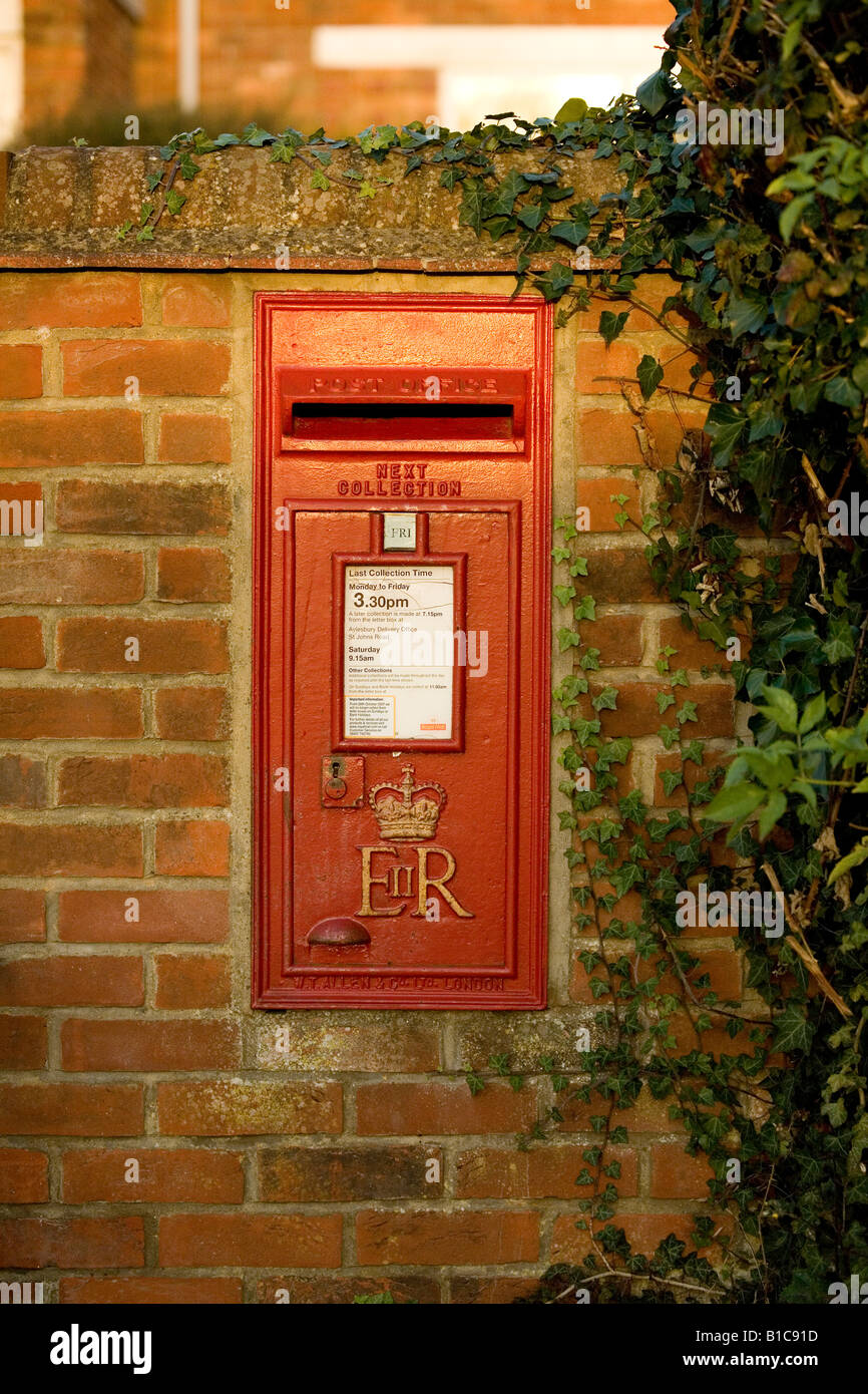 red Royal Mail post box Stock Photo - Alamy