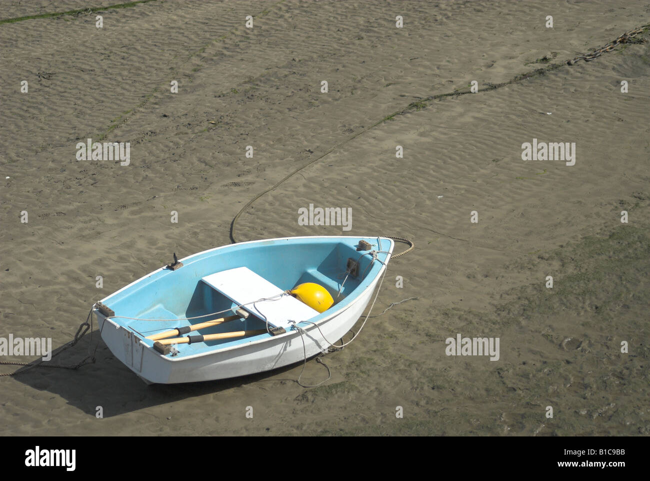 Beached rowing boat hi-res stock photography and images - Alamy
