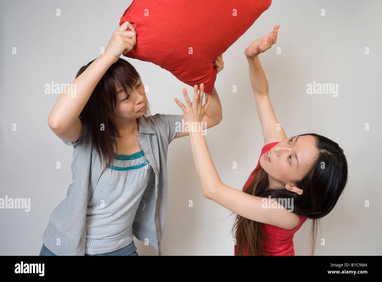 Two young women fighting Stock Photo - Alamy