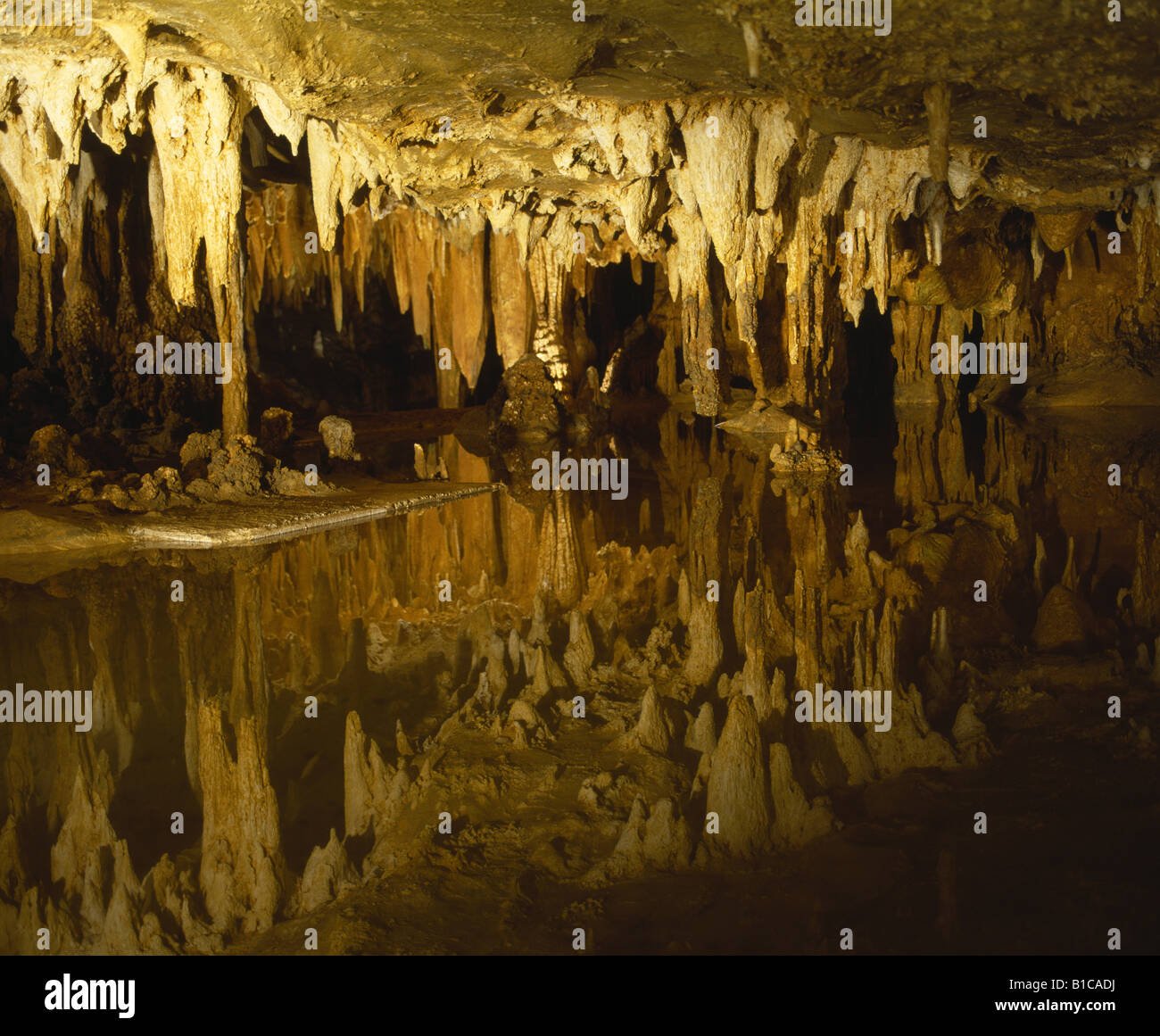 DREAM LAKE IN LIMESTONE CAVE LURAY CAVERNS VIRGINA Stock Photo - Alamy