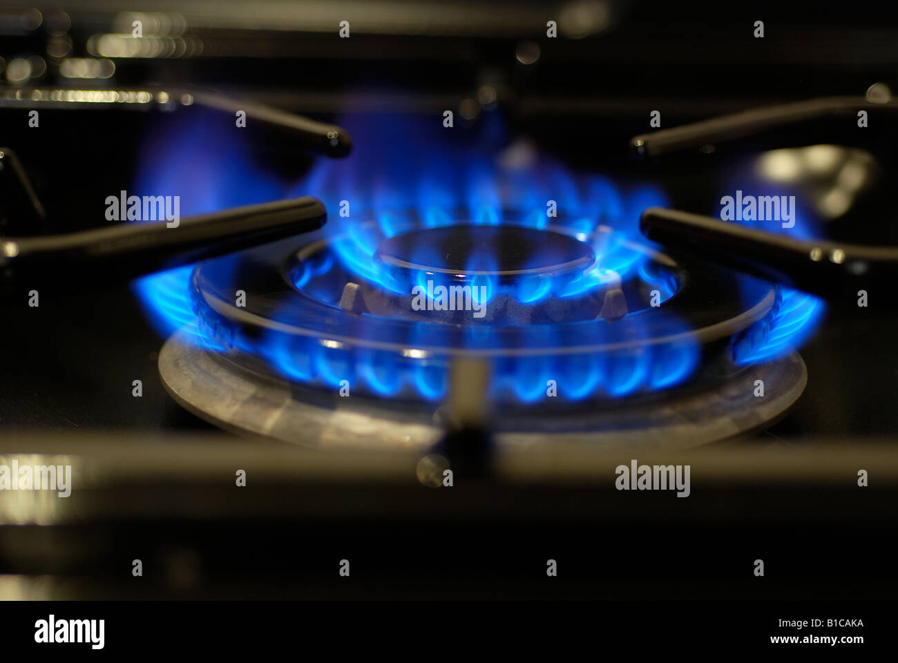 LIGHTED GAS BURNER ON DOMESTIC RANGE COOKER Stock Photo - Alamy