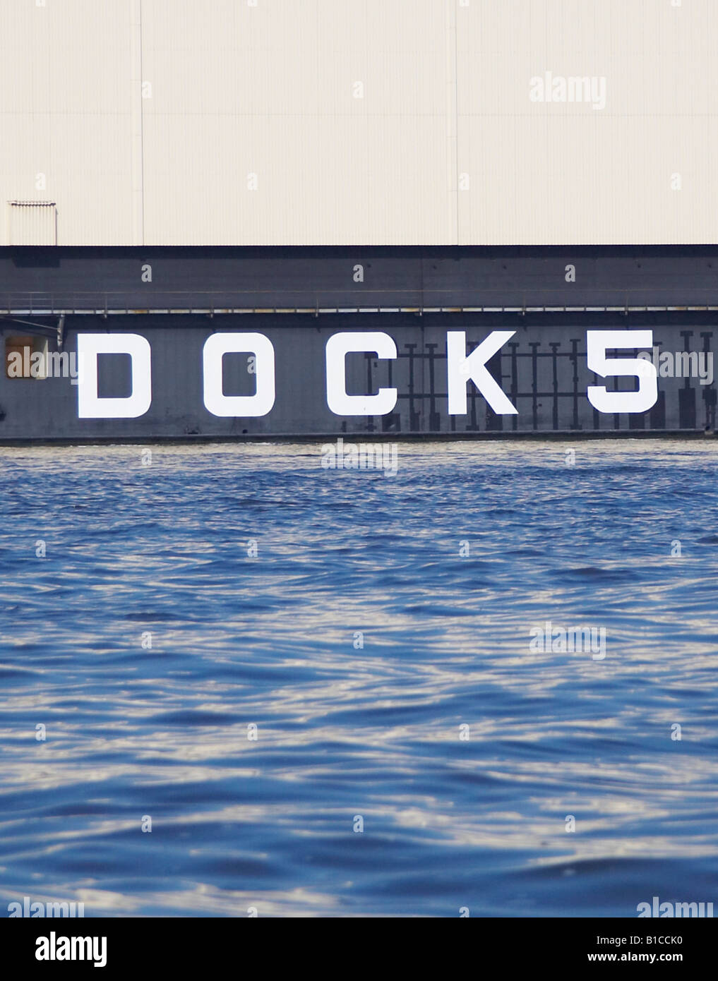 Dock 5 hi-res stock photography and images - Alamy