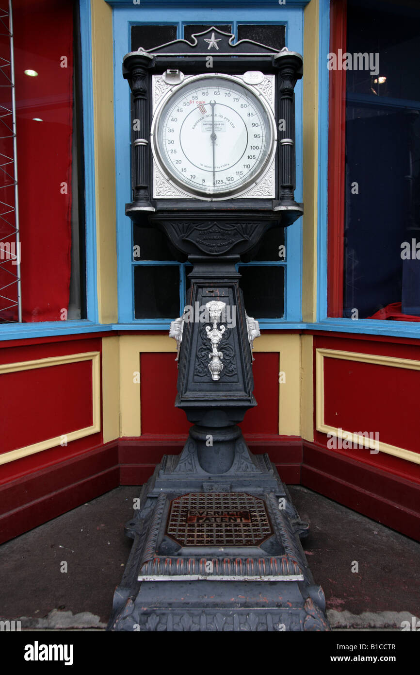 OLD SET OF GREY WEIGHT SCALES VERTICAL BDB10105 Stock Photo - Alamy