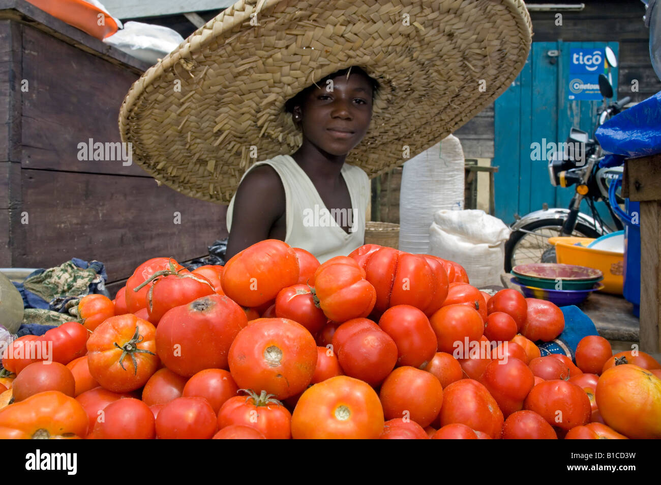 African girl selling tomatoes in the market in Naswam, Ghana Stock ...