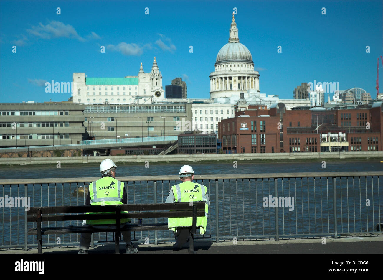 Construction workers lunch break hi-res stock photography and images ...
