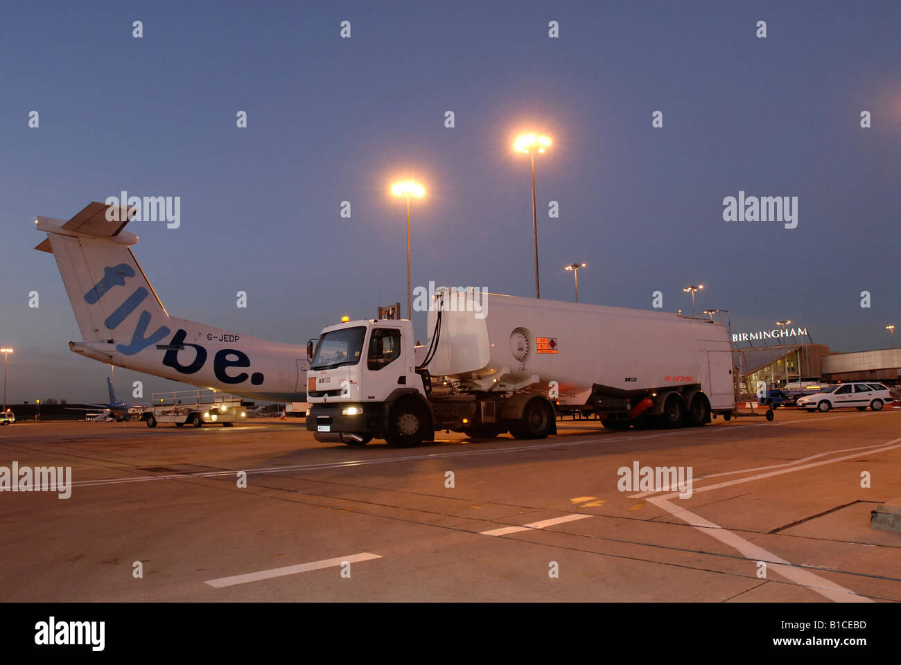 Aircraft refuelling with tanker Stock Photo - Alamy