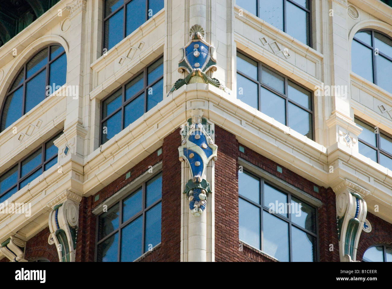 Old corner building hi-res stock photography and images - Alamy