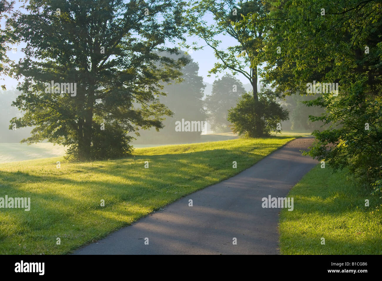 An inviting view of a walking path in a rural Tennesse park Stock Photo ...