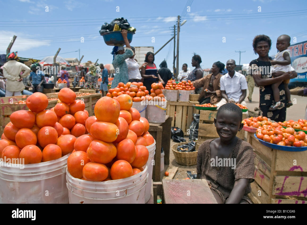 African girl selling tomatoes in the market district of Accra, Ghana ...
