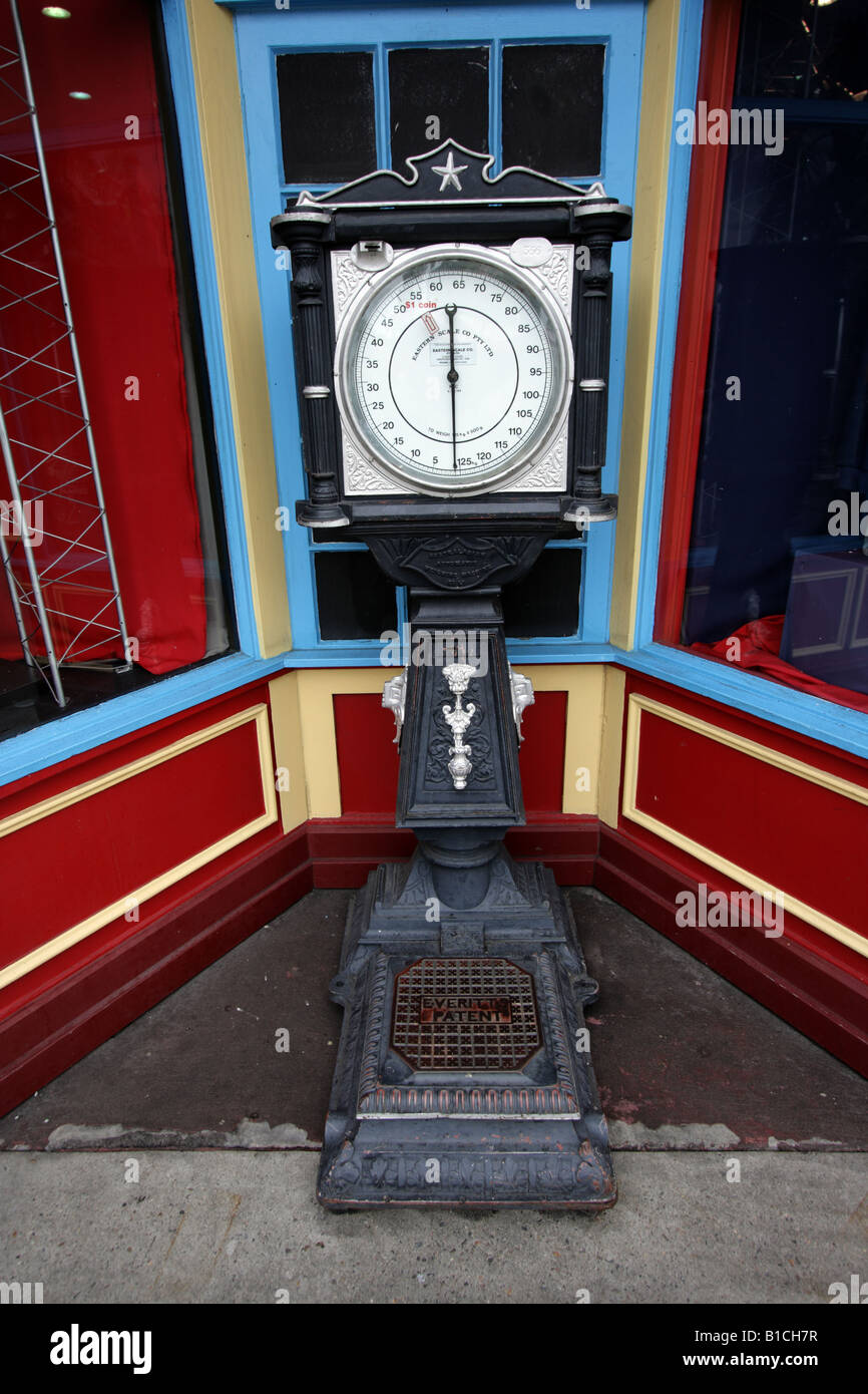 OLD SET OF GREY WEIGHT SCALES VERTICAL BDB10104 Stock Photo - Alamy