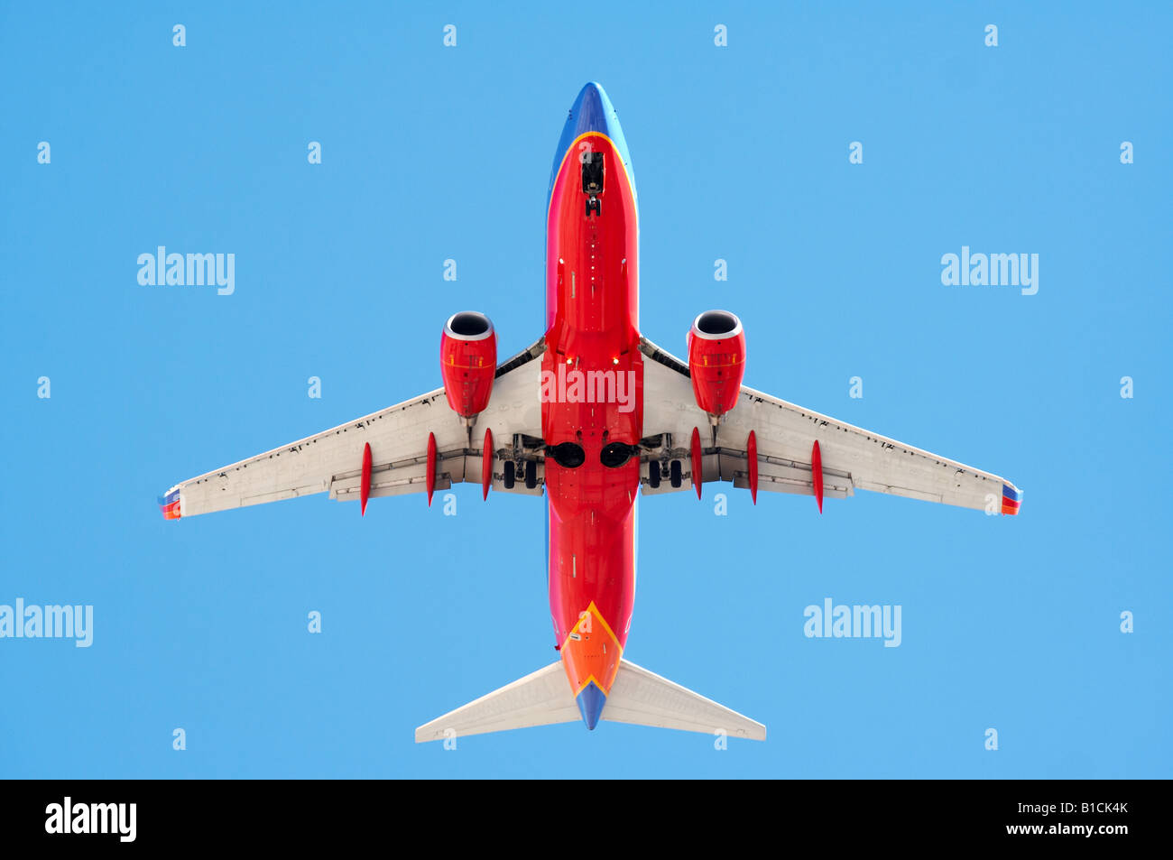 Airplane flying overhead Stock Photo - Alamy