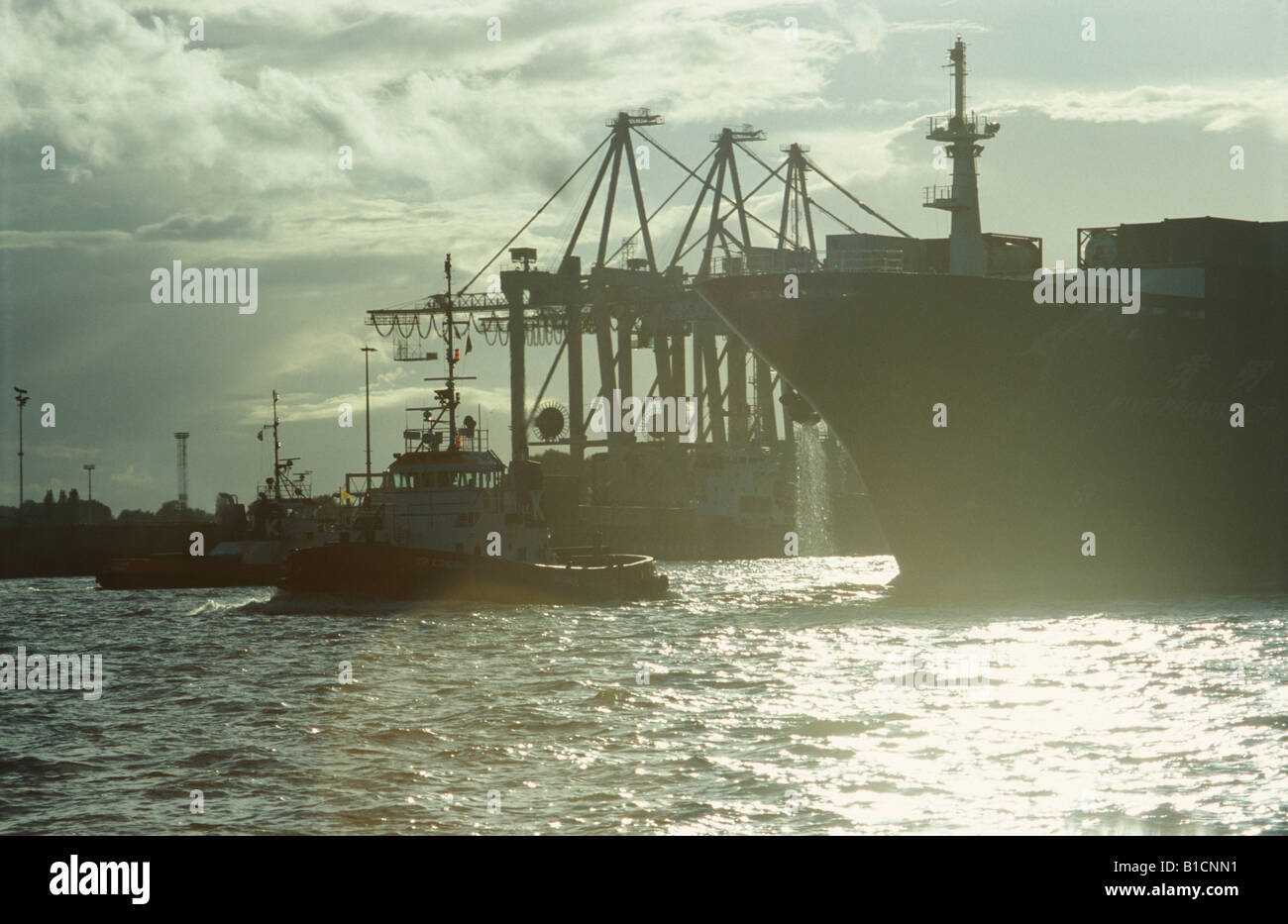 Incoming ships hi-res stock photography and images - Alamy