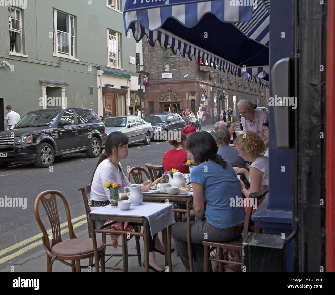 People sitting in an outdoor cafe hi-res stock photography and images ...