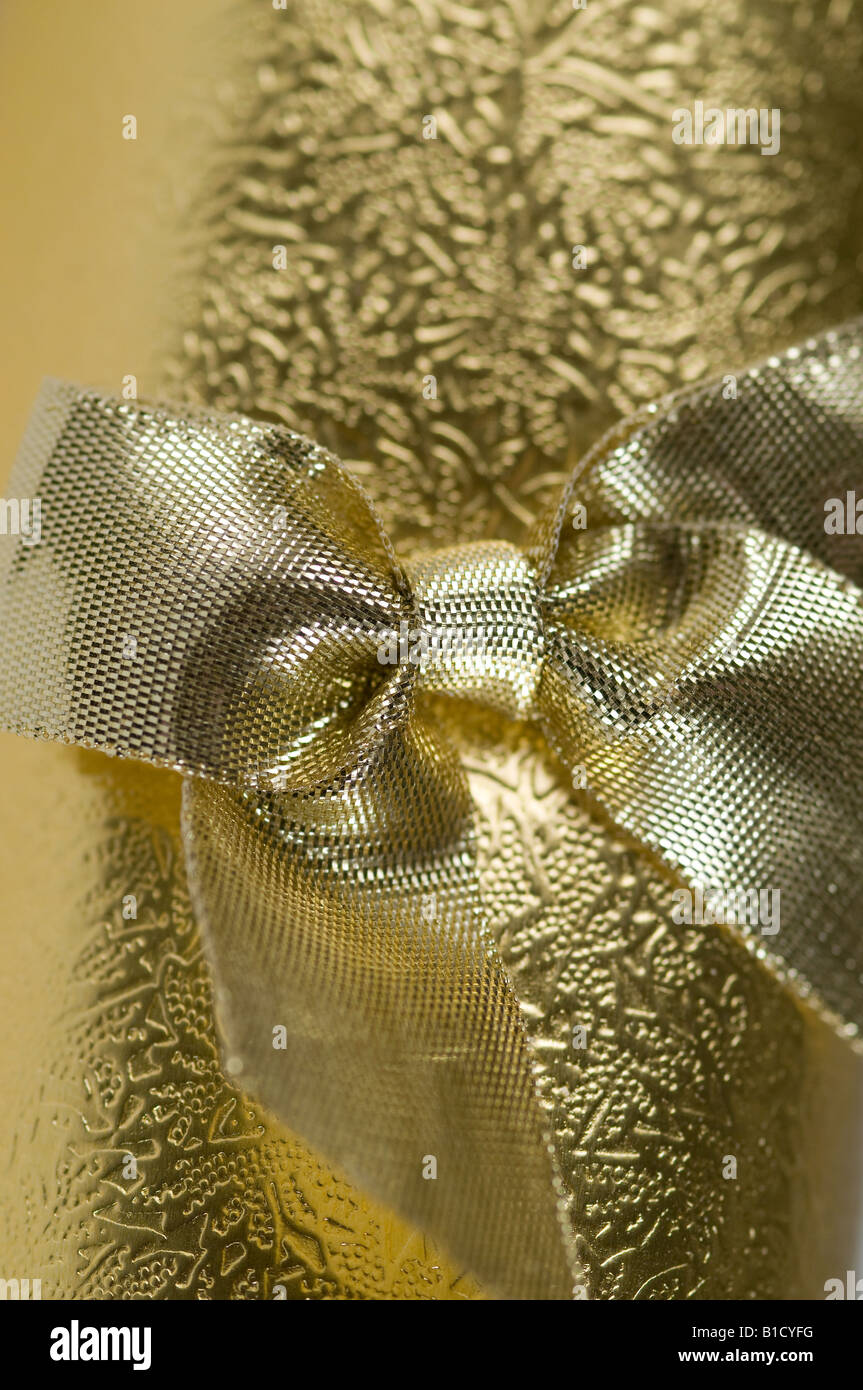 Gold metallic bow hi-res stock photography and images - Alamy