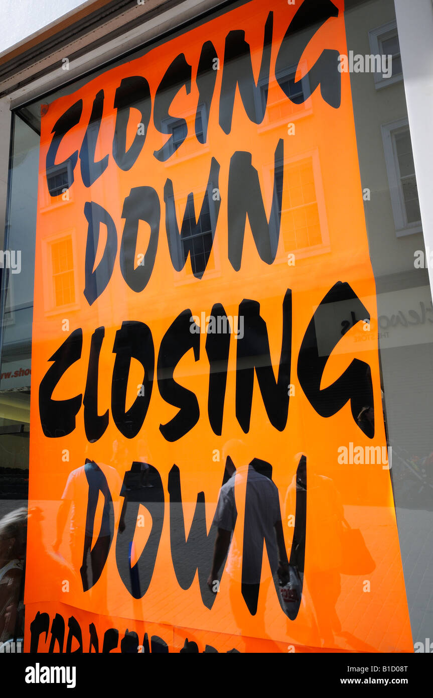 Closing down sign in UK town center Stock Photo - Alamy