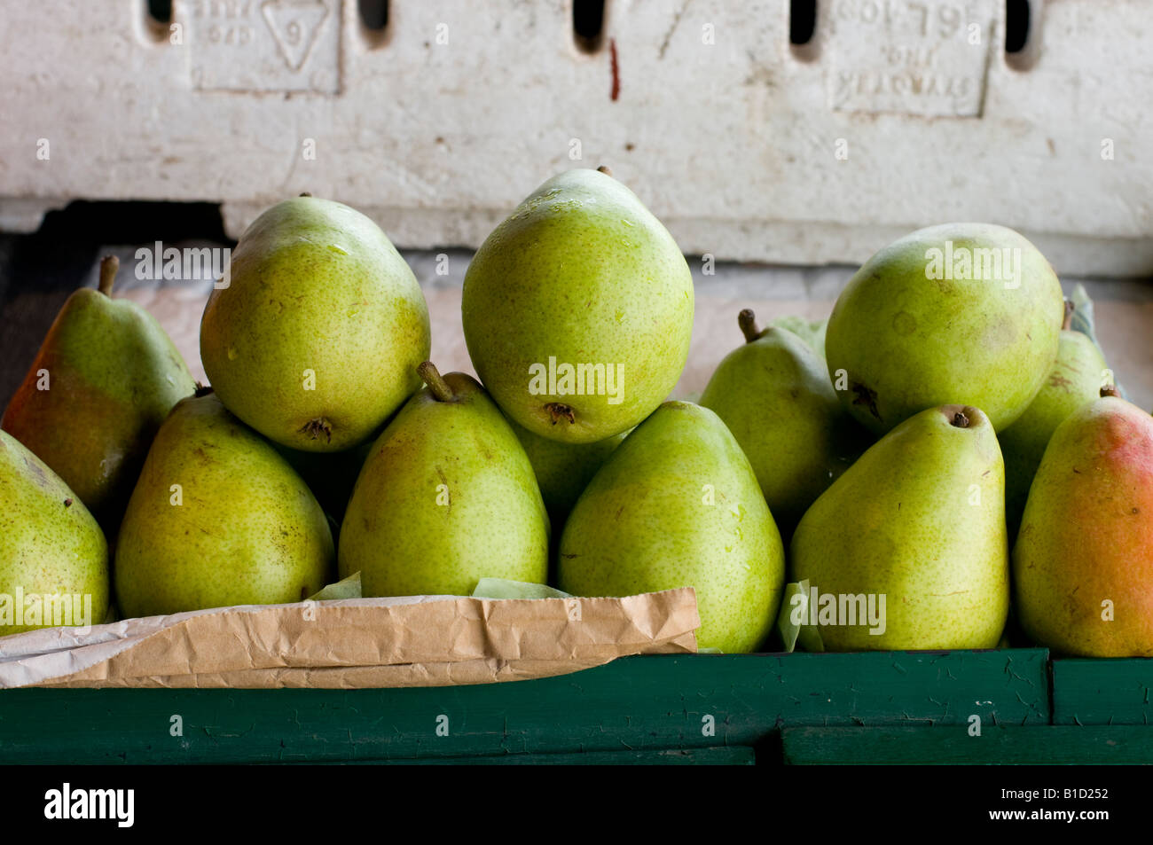 Pears for sale hi-res stock photography and images - Alamy