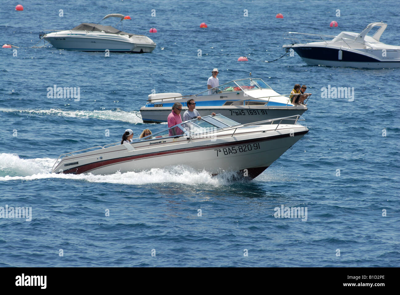 Boats speeding hi-res stock photography and images - Alamy